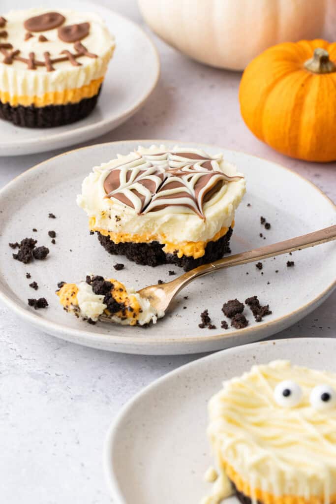 Mini Halloween Chocolate Cheesecakes (no-bake recipe)