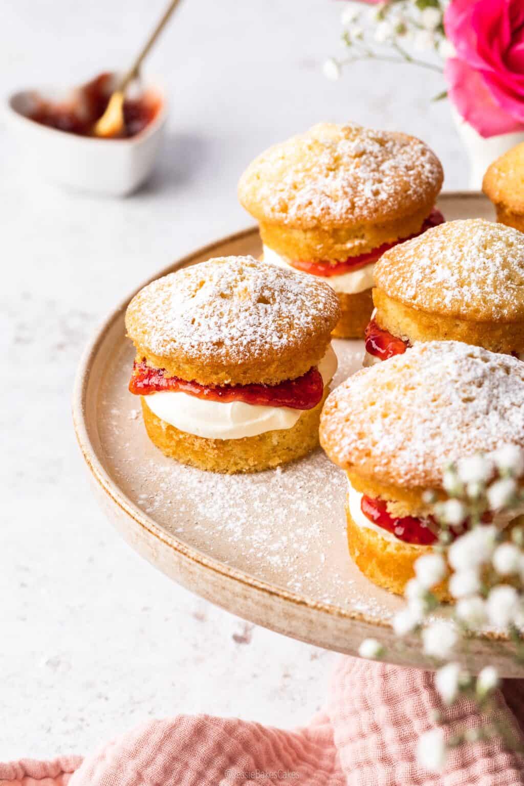 Mini Victoria Sponge Cakes | Jessie Bakes Cakes